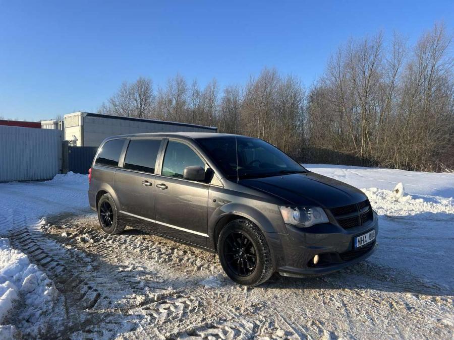 Melns Dodge Grand Caravan 2020 Kauņa, ar dzinēja tilpumu 3.60 L un nobraukumu 75 tūkst. km par 12700 €, foto 2 vietnē AUTOMOTO.COM.LV