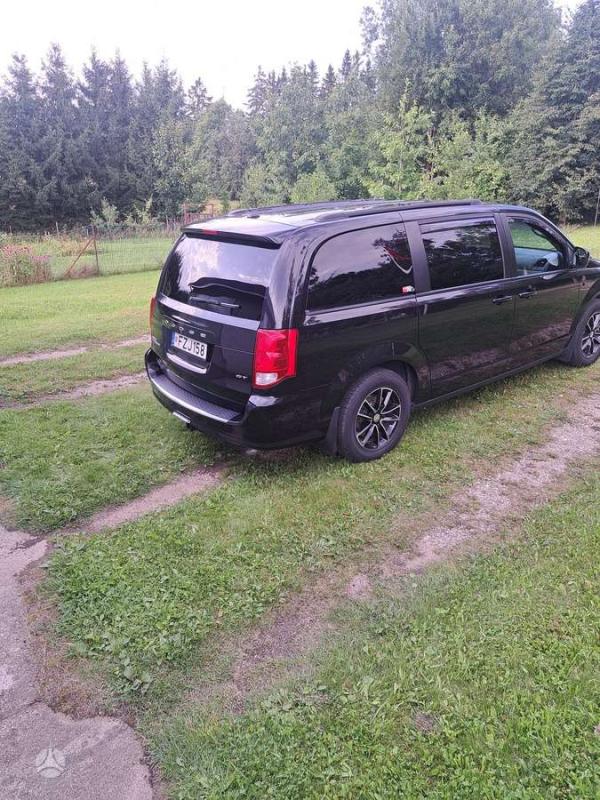 Black Dodge Grand Caravan 2020 in Vilnius, with an engine capacity of 3.60 L and mileage of 95 thousand km for 11700 €, photo 4 on AUTOMOTO.COM.LV