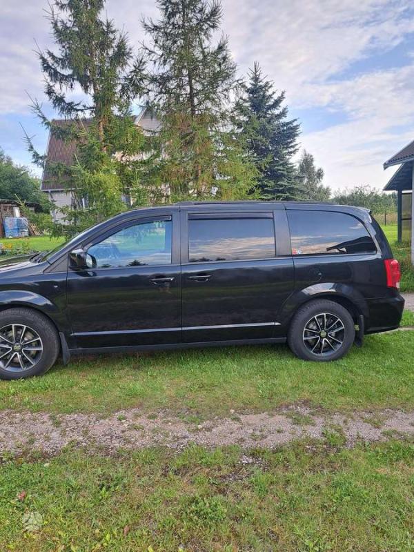 Black Dodge Grand Caravan 2020 in Vilnius, with an engine capacity of 3.60 L and mileage of 95 thousand km for 11700 €, photo 6 on AUTOMOTO.COM.LV