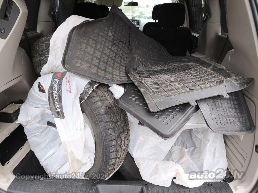 Black Dodge Grand Caravan 2013 in Tallinn, with an engine capacity of 3.60 L and mileage of 267 thousand km for 3999 €, photo 20 on AUTOMOTO.COM.LV
