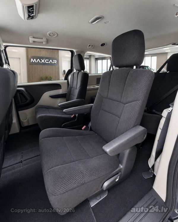 Blue Dodge Grand Caravan 2012 in Tallinn, with an engine capacity of 3.60 L and mileage of 251 thousand km for 3399 €, photo 8 on AUTOMOTO.COM.LV