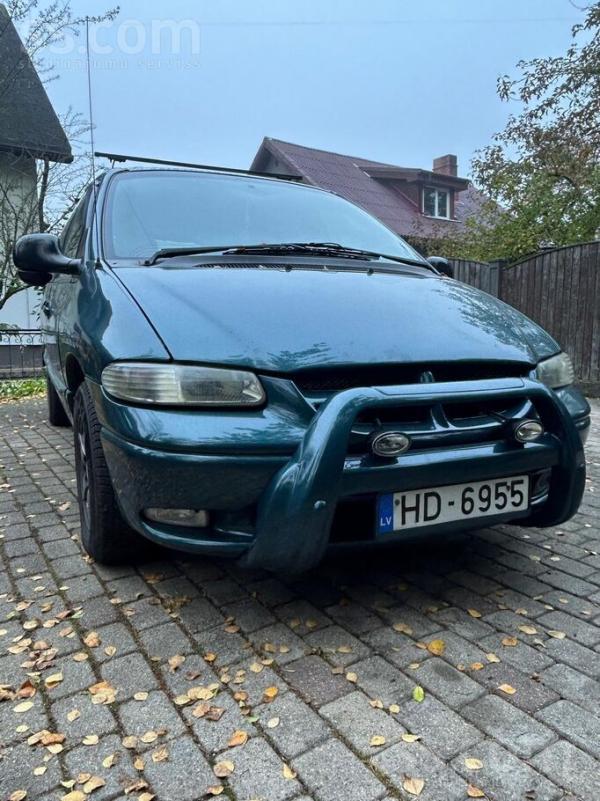 Green Dodge Grand Caravan 2000 in Riga, with an engine capacity of 3.30 L and mileage of 192 thousand km for 7000 €, photo 1 on AUTOMOTO.COM.LV