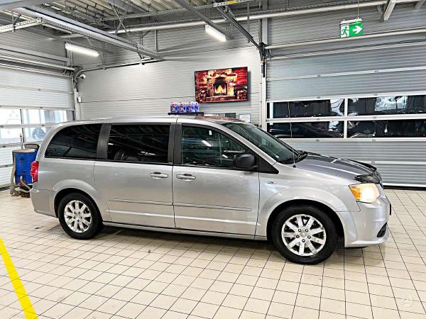 Grey Dodge Grand Caravan 2013 in Vilnius, with an engine capacity of 3.60 L and mileage of 166 thousand km for 4599 €, photo 2 on AUTOMOTO.COM.LV
