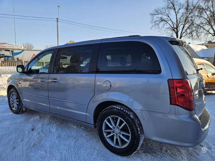 Grey Dodge Grand Caravan 2014 in Siauliai, with an engine capacity of 3.60 L and mileage of 228 thousand km for 8450 €, photo 6 on AUTOMOTO.COM.LV