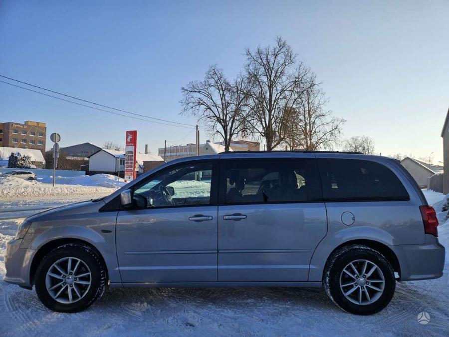 Grey Dodge Grand Caravan 2014 in Siauliai, with an engine capacity of 3.60 L and mileage of 228 thousand km for 8450 €, photo 7 on AUTOMOTO.COM.LV