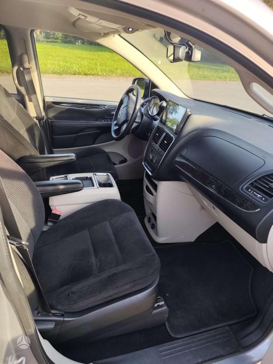 Grey Dodge Grand Caravan 2014 in Klaipeda, with an engine capacity of 3.60 L and mileage of 210 thousand km for 4500 €, photo 6 on AUTOMOTO.COM.LV