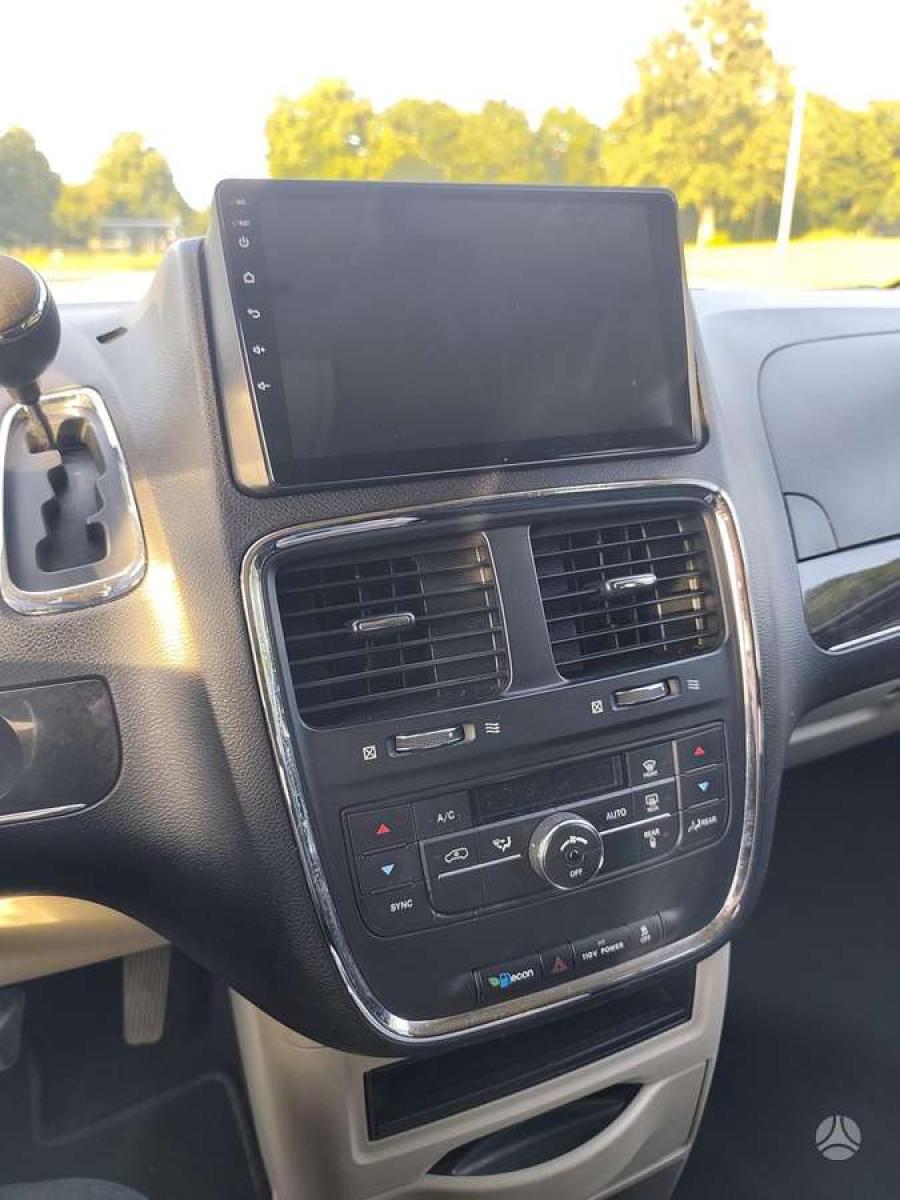 Grey Dodge Grand Caravan 2014 in Klaipeda, with an engine capacity of 3.60 L and mileage of 210 thousand km for 4500 €, photo 9 on AUTOMOTO.COM.LV