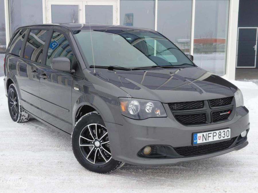 Grey Dodge Grand Caravan 2015 in Vilnius, with an engine capacity of 3.60 L and mileage of 309 thousand km for 6500 €, photo 1 on AUTOMOTO.COM.LV