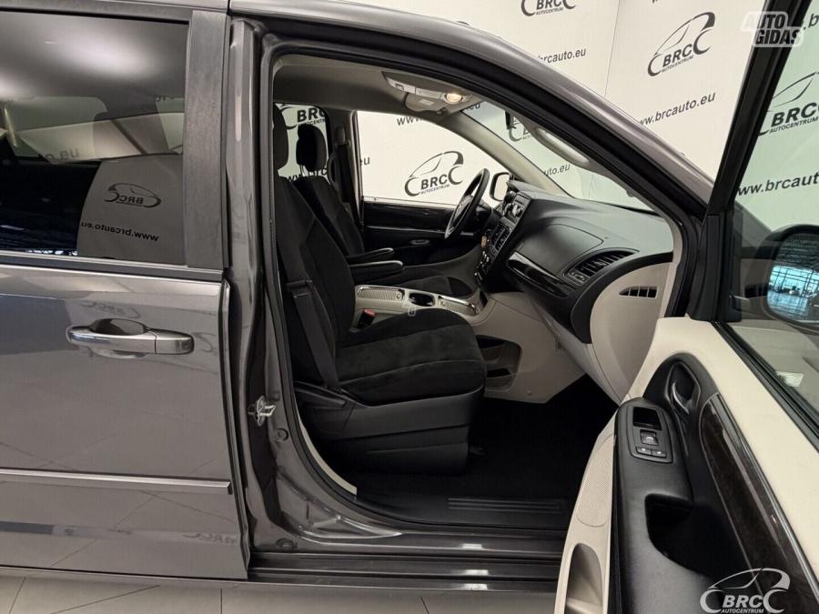 Pelēks Dodge Grand Caravan 2015 Avižieniai, ar dzinēja tilpumu 3.60 L un nobraukumu 264 tūkst. km par 5500 €, foto 4 vietnē AUTOMOTO.COM.LV