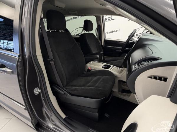 Grey Dodge Grand Caravan 2015 in Avizieniai, with an engine capacity of 3.60 L and mileage of 264 thousand km for 5500 €, photo 7 on AUTOMOTO.COM.LV