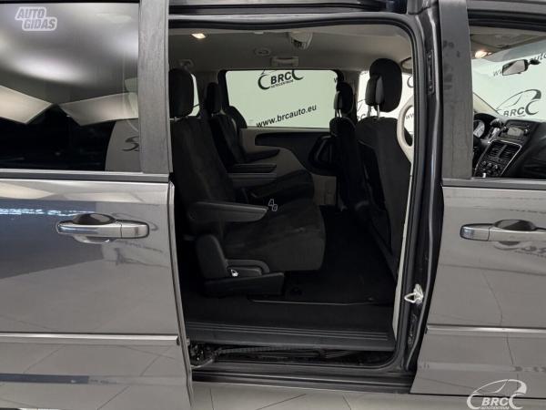 Grey Dodge Grand Caravan 2015 in Avizieniai, with an engine capacity of 3.60 L and mileage of 264 thousand km for 5500 €, photo 9 on AUTOMOTO.COM.LV