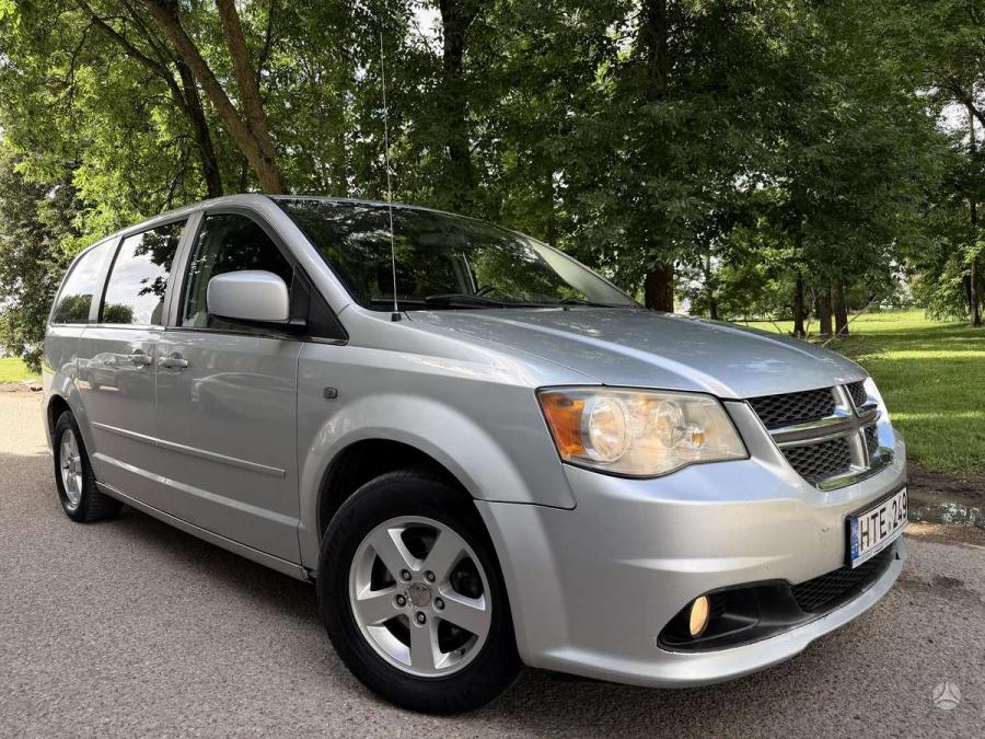 Pelēks Dodge Grand Caravan 2015 Kauņa, ar dzinēja tilpumu 3.60 L un nobraukumu 214 tūkst. km par 3500 €, foto 1 vietnē AUTOMOTO.COM.LV