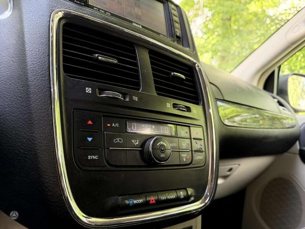 Pelēks Dodge Grand Caravan 2015 Kauņa, ar dzinēja tilpumu 3.60 L un nobraukumu 214 tūkst. km par 3500 €, foto 7 vietnē AUTOMOTO.COM.LV
