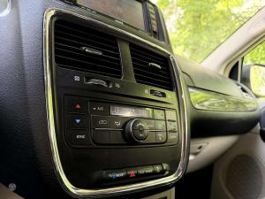 Pelēks Dodge Grand Caravan 2015 Kauņa, ar dzinēja tilpumu 3.60 L un nobraukumu 214 tūkst. km par 3500 €, foto 8 vietnē AUTOMOTO.COM.LV