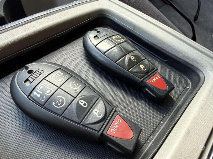 Pelēks Dodge Grand Caravan 2015 Kauņa, ar dzinēja tilpumu 3.60 L un nobraukumu 214 tūkst. km par 3500 €, foto 11 vietnē AUTOMOTO.COM.LV