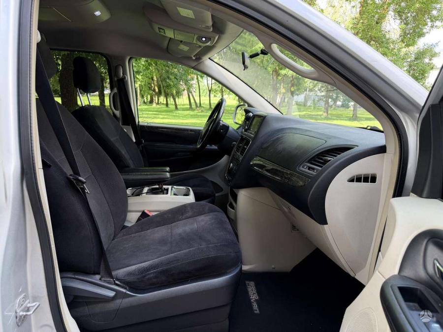 Pelēks Dodge Grand Caravan 2015 Kauņa, ar dzinēja tilpumu 3.60 L un nobraukumu 214 tūkst. km par 3500 €, foto 17 vietnē AUTOMOTO.COM.LV