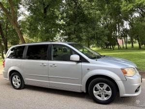 Pelēks Dodge Grand Caravan 2015 Kauņa, ar dzinēja tilpumu 3.60 L un nobraukumu 214 tūkst. km par 3500 €, foto 22 vietnē AUTOMOTO.COM.LV