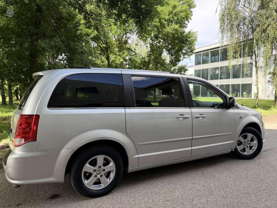 Pelēks Dodge Grand Caravan 2015 Kauņa, ar dzinēja tilpumu 3.60 L un nobraukumu 214 tūkst. km par 3500 €, foto 24 vietnē AUTOMOTO.COM.LV