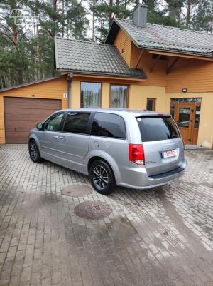 Pelēks Dodge Grand Caravan 2016 Jonava, ar dzinēja tilpumu 3.60 L un nobraukumu 284 tūkst. km par 6950 €, foto  vietnē AUTOMOTO.COM.LV