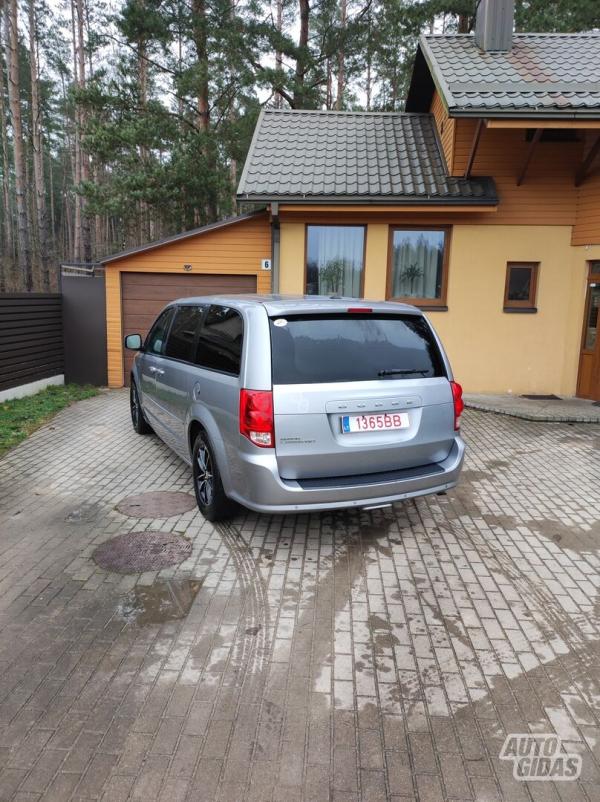 Pelēks Dodge Grand Caravan 2016 Jonava, ar dzinēja tilpumu 3.60 L un nobraukumu 284 tūkst. km par 6950 €, foto 2 vietnē AUTOMOTO.COM.LV