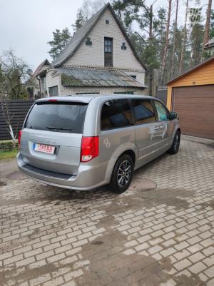 Pelēks Dodge Grand Caravan 2016 Jonava, ar dzinēja tilpumu 3.60 L un nobraukumu 284 tūkst. km par 6950 €, foto 4 vietnē AUTOMOTO.COM.LV