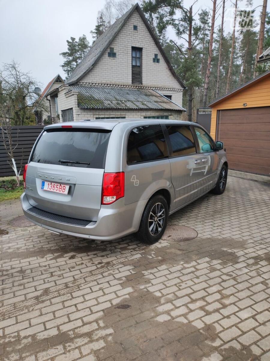 Pelēks Dodge Grand Caravan 2016 Jonava, ar dzinēja tilpumu 3.60 L un nobraukumu 284 tūkst. km par 6950 €, foto 4 vietnē AUTOMOTO.COM.LV