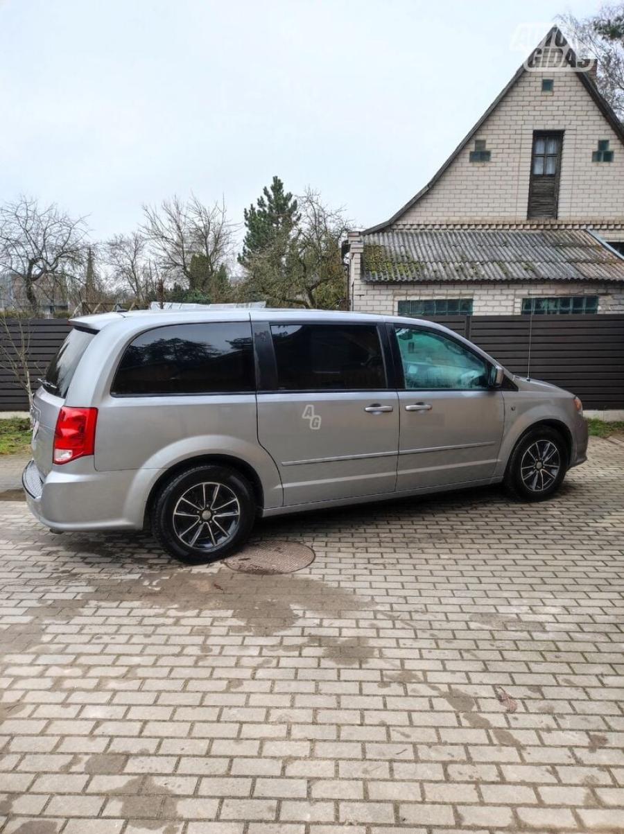 Pelēks Dodge Grand Caravan 2016 Jonava, ar dzinēja tilpumu 3.60 L un nobraukumu 284 tūkst. km par 6950 €, foto 5 vietnē AUTOMOTO.COM.LV
