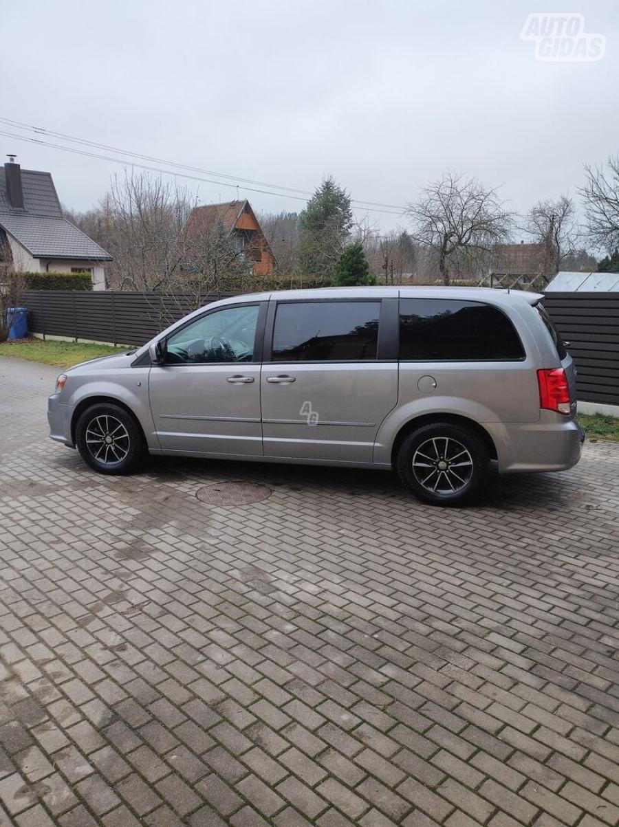 Pelēks Dodge Grand Caravan 2016 Jonava, ar dzinēja tilpumu 3.60 L un nobraukumu 284 tūkst. km par 6950 €, foto 14 vietnē AUTOMOTO.COM.LV