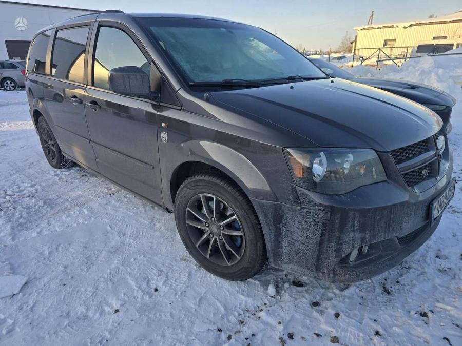 Grey Dodge Grand Caravan 2016 in Vilnius, with an engine capacity of 3.60 L and mileage of 230 thousand km for 4950 €, photo 3 on AUTOMOTO.COM.LV