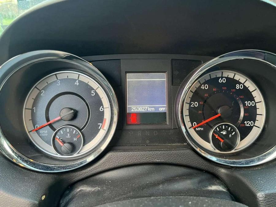 Grey Dodge Grand Caravan 2016 in Vilnius, with an engine capacity of 3.60 L and mileage of 251 thousand km for 8600 €, photo 8 on AUTOMOTO.COM.LV