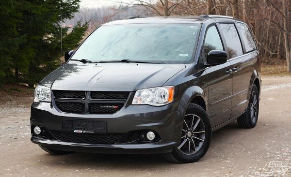 Grey Dodge Grand Caravan 2017 in Petrikaiciai, with an engine capacity of 3.60 L and mileage of 185 thousand km for 10699 €, photo 2 on AUTOMOTO.COM.LV