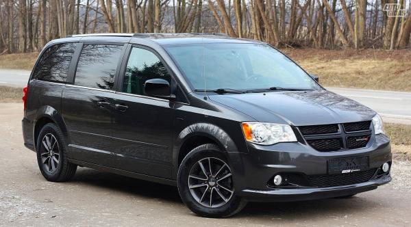 Grey Dodge Grand Caravan 2017 in Petrikaiciai, with an engine capacity of 3.60 L and mileage of 185 thousand km for 10699 €, photo 6 on AUTOMOTO.COM.LV
