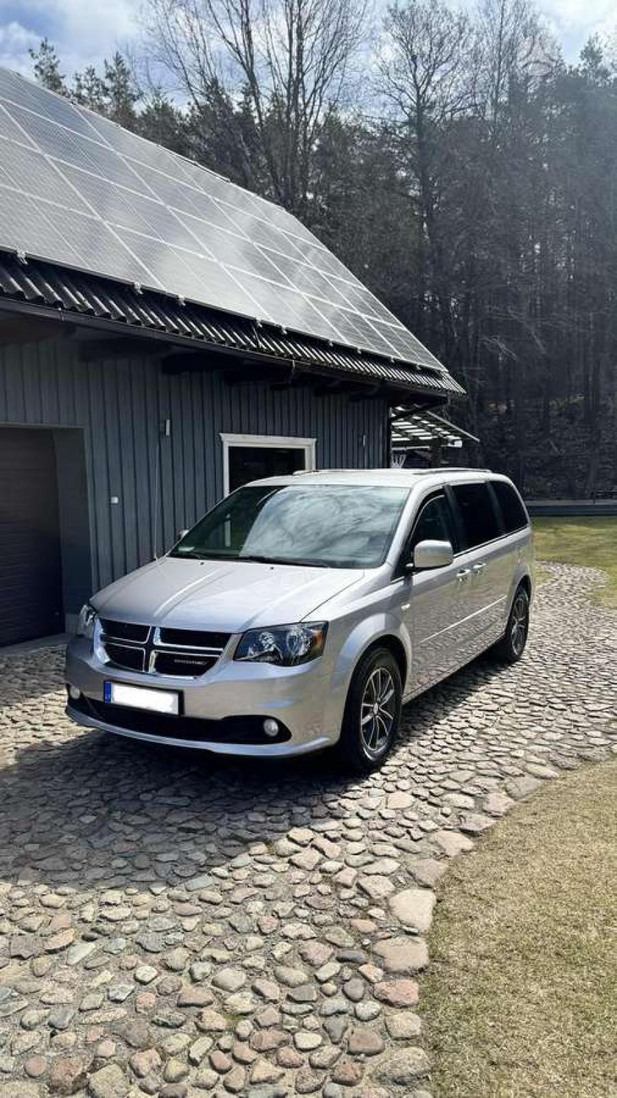 Grey Dodge Grand Caravan 2017 in Varena, with an engine capacity of 3.60 L and mileage of 199 thousand km for 8900 €, photo 1 on AUTOMOTO.COM.LV