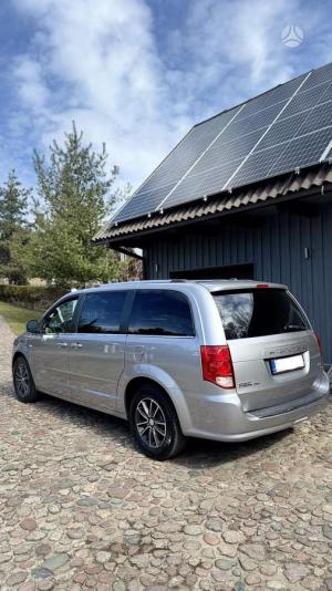 Grey Dodge Grand Caravan 2017 in Varena, with an engine capacity of 3.60 L and mileage of 199 thousand km for 8900 €, photo 3 on AUTOMOTO.COM.LV