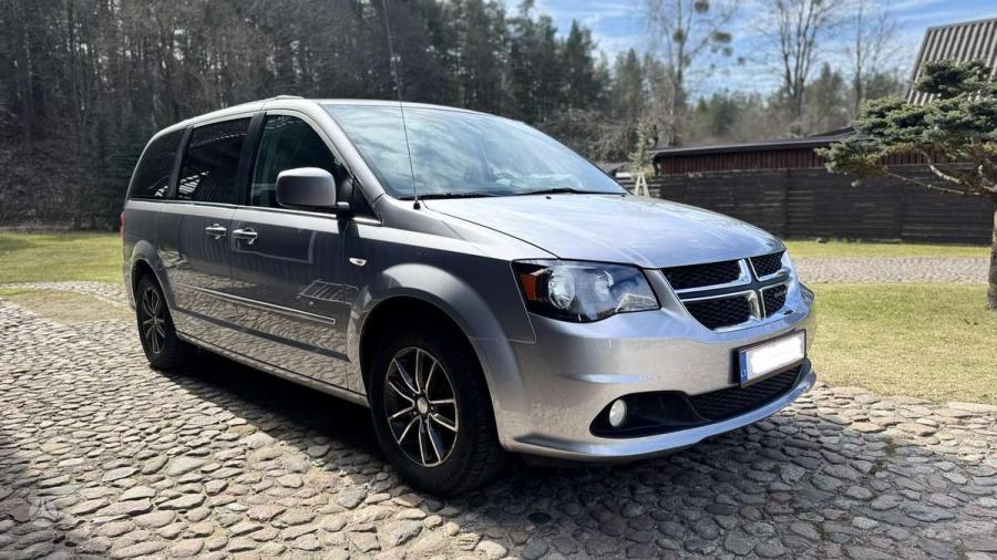 Grey Dodge Grand Caravan 2017 in Varena, with an engine capacity of 3.60 L and mileage of 199 thousand km for 8900 €, photo 5 on AUTOMOTO.COM.LV