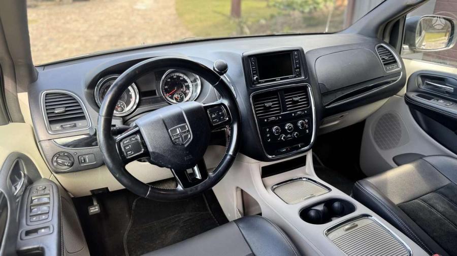 Grey Dodge Grand Caravan 2017 in Varena, with an engine capacity of 3.60 L and mileage of 199 thousand km for 8900 €, photo 13 on AUTOMOTO.COM.LV