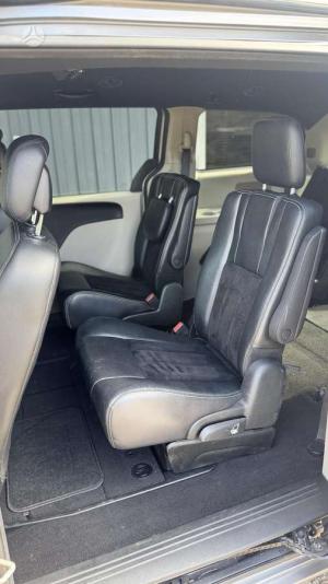 Grey Dodge Grand Caravan 2017 in Varena, with an engine capacity of 3.60 L and mileage of 199 thousand km for 8900 €, photo 16 on AUTOMOTO.COM.LV