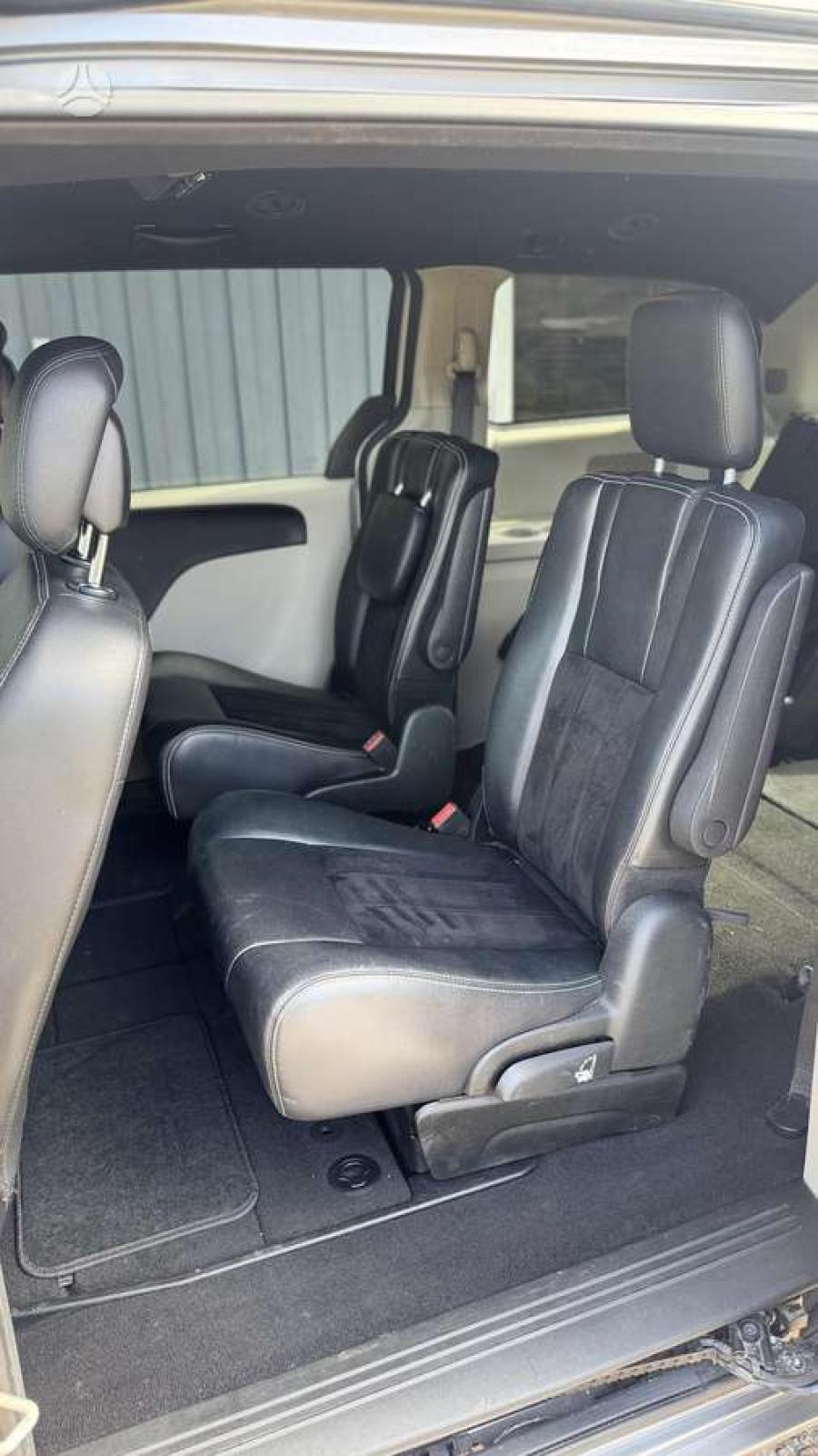 Grey Dodge Grand Caravan 2017 in Varena, with an engine capacity of 3.60 L and mileage of 199 thousand km for 8900 €, photo 16 on AUTOMOTO.COM.LV