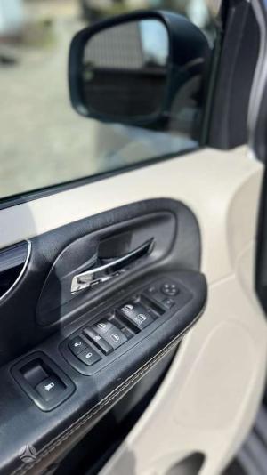 Grey Dodge Grand Caravan 2017 in Varena, with an engine capacity of 3.60 L and mileage of 199 thousand km for 8900 €, photo 17 on AUTOMOTO.COM.LV