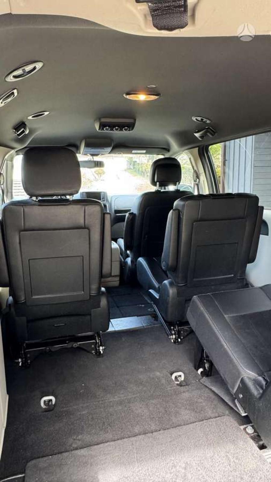 Grey Dodge Grand Caravan 2017 in Varena, with an engine capacity of 3.60 L and mileage of 199 thousand km for 8900 €, photo 18 on AUTOMOTO.COM.LV