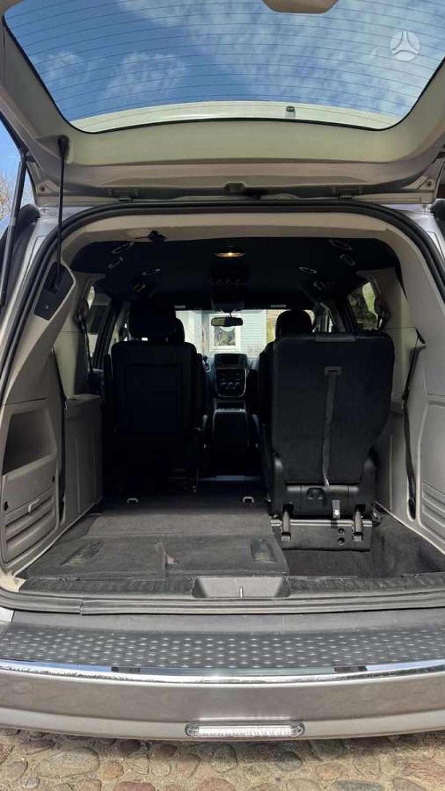 Grey Dodge Grand Caravan 2017 in Varena, with an engine capacity of 3.60 L and mileage of 199 thousand km for 8900 €, photo 19 on AUTOMOTO.COM.LV