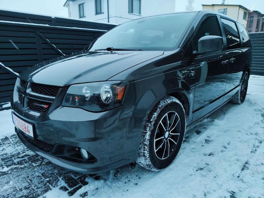 Grey Dodge Grand Caravan 2018 in Kaunas, with an engine capacity of 3.60 L and mileage of 270 thousand km for 9480 €, photo 1 on AUTOMOTO.COM.LV