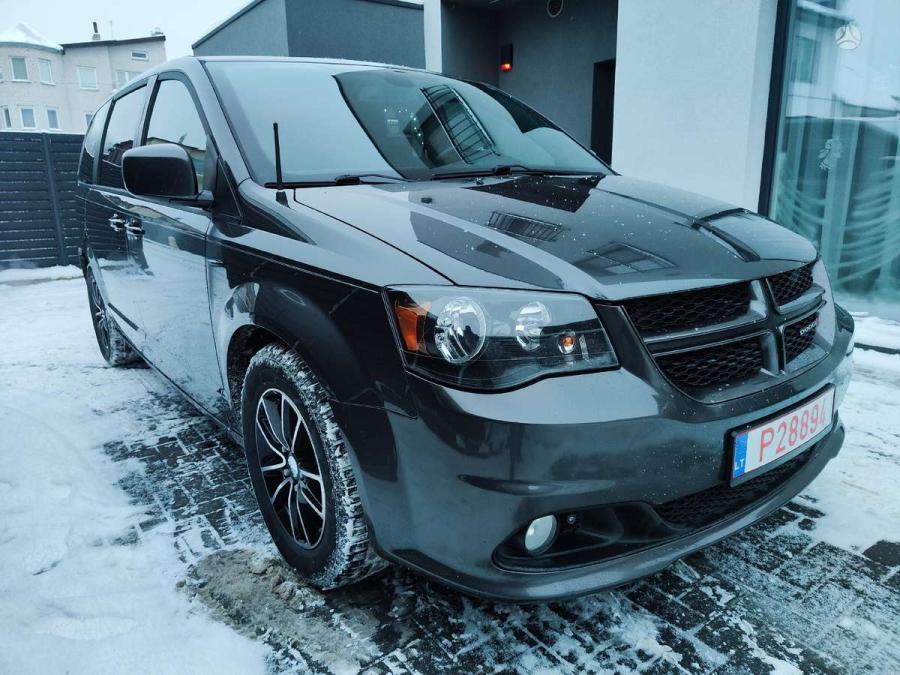 Grey Dodge Grand Caravan 2018 in Kaunas, with an engine capacity of 3.60 L and mileage of 270 thousand km for 9480 €, photo 2 on AUTOMOTO.COM.LV