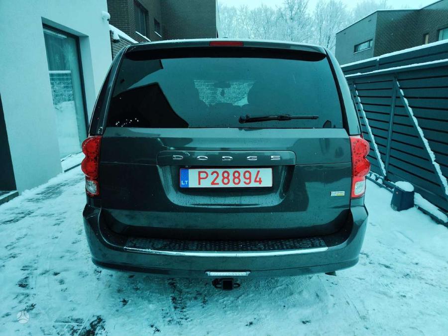 Grey Dodge Grand Caravan 2018 in Kaunas, with an engine capacity of 3.60 L and mileage of 270 thousand km for 9480 €, photo 5 on AUTOMOTO.COM.LV