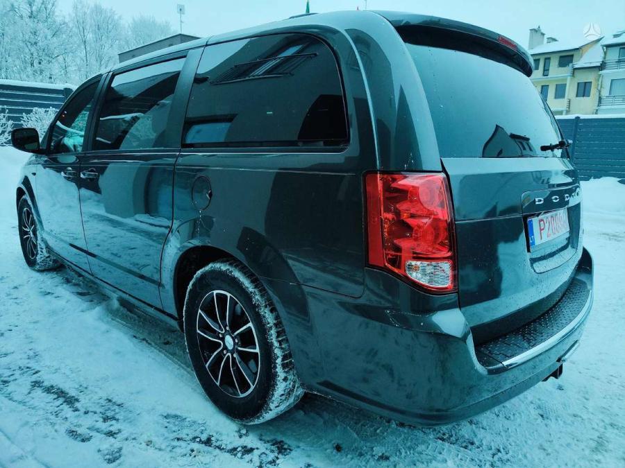 Grey Dodge Grand Caravan 2018 in Kaunas, with an engine capacity of 3.60 L and mileage of 270 thousand km for 9480 €, photo 6 on AUTOMOTO.COM.LV