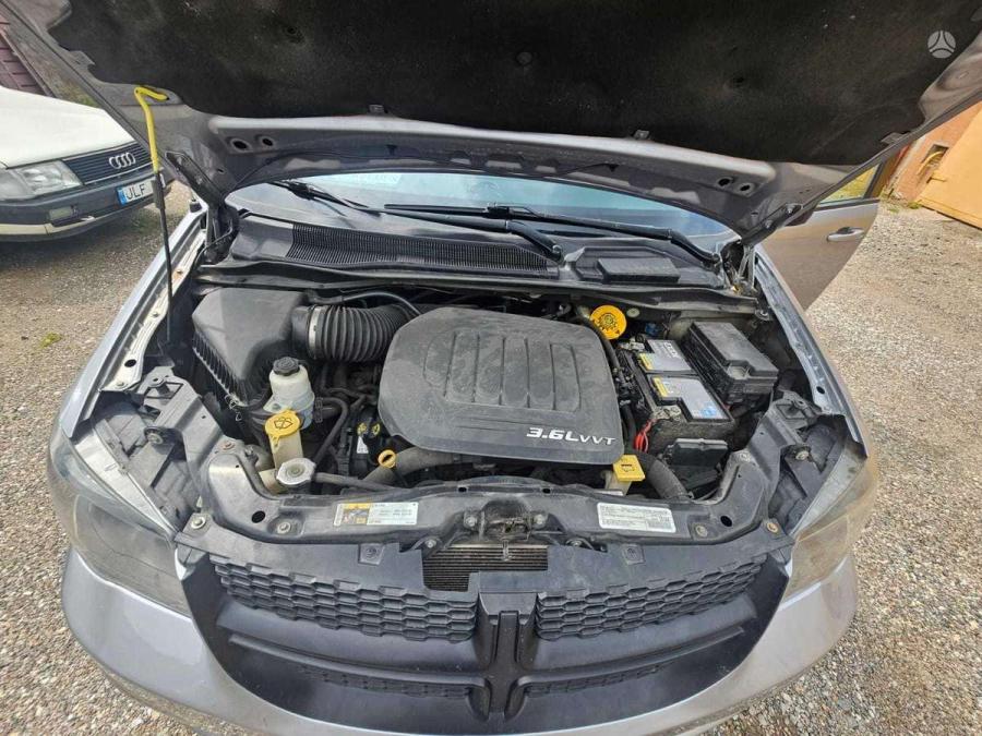 Grey Dodge Grand Caravan 2018 in Klaipeda, with an engine capacity of 3.60 L and mileage of 206 thousand km for 9500 €, photo 6 on AUTOMOTO.COM.LV