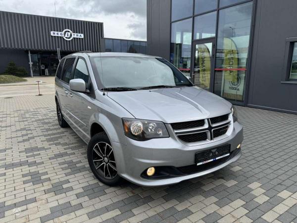 Grey Dodge Grand Caravan 2018 in Siauliai, with an engine capacity of 3.60 L and mileage of 218 thousand km for 8950 €, photo 5 on AUTOMOTO.COM.LV