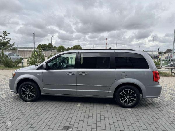 Grey Dodge Grand Caravan 2018 in Siauliai, with an engine capacity of 3.60 L and mileage of 218 thousand km for 8950 €, photo 10 on AUTOMOTO.COM.LV