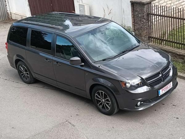 Grey Dodge Grand Caravan 2018 in Kaunas, with an engine capacity of 3.60 L and mileage of 168 thousand km for 10700 €, photo 4 on AUTOMOTO.COM.LV