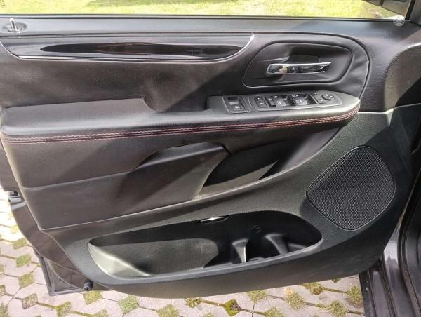Grey Dodge Grand Caravan 2018 in Kaunas, with an engine capacity of 3.60 L and mileage of 168 thousand km for 10700 €, photo 9 on AUTOMOTO.COM.LV